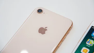 iPhone 8 vs iPhone 8 Plus: Should you go big? | Expert Reviews