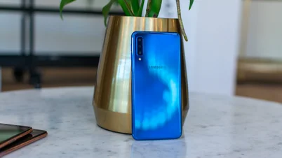 Samsung Galaxy A7 review: A triple-camera smartphone at an amazing ...