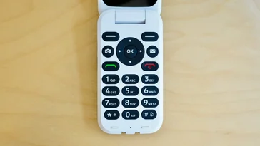 Doro 6820 review: Premium feature phone for older users | Expert Reviews