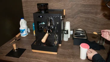 Loewe aura.pure: A gorgeous and very pricey coffee machine debut ...